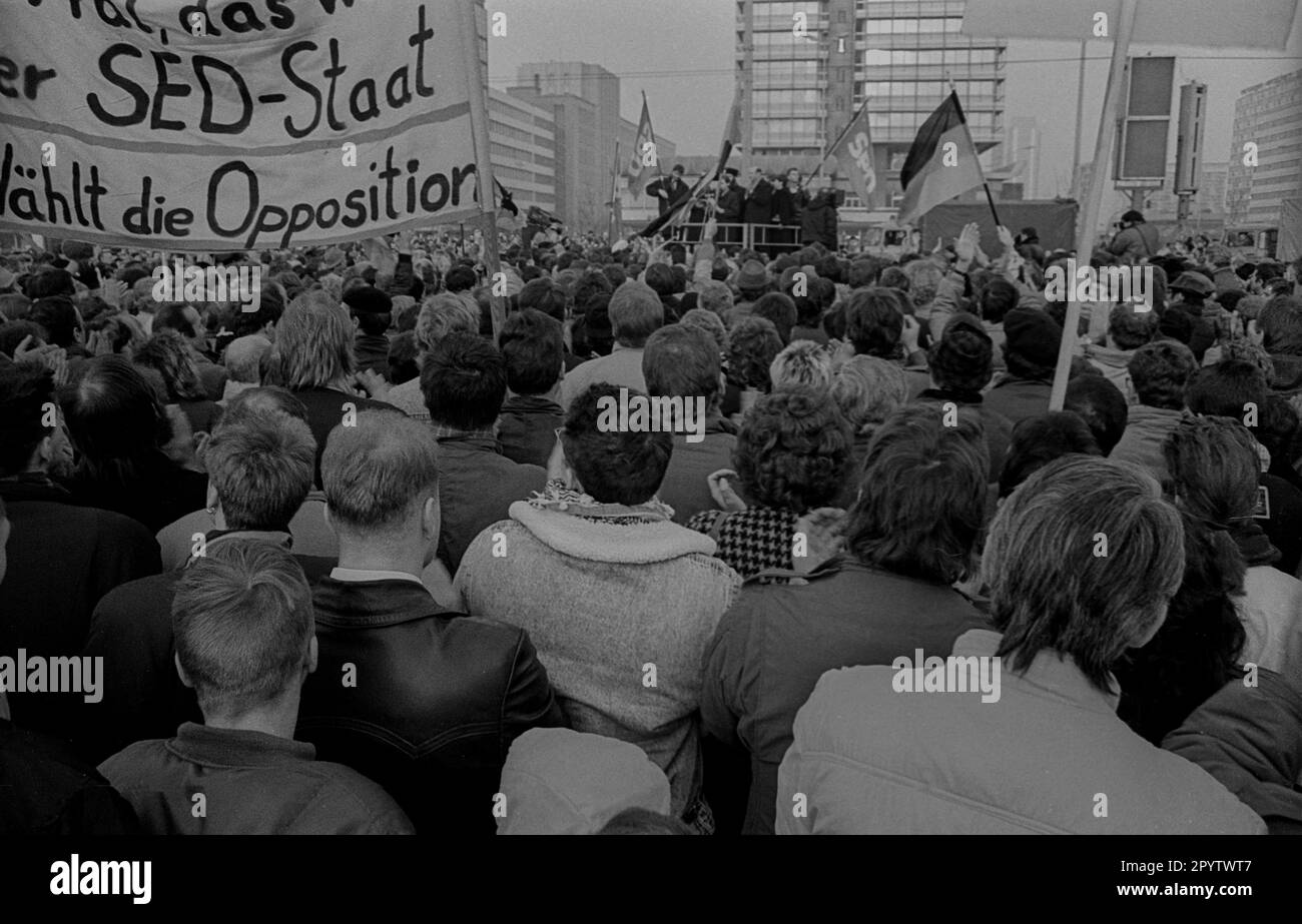 GDR, Berlin, 14.01.1990, 1st rally of the newly founded SPD East on ...