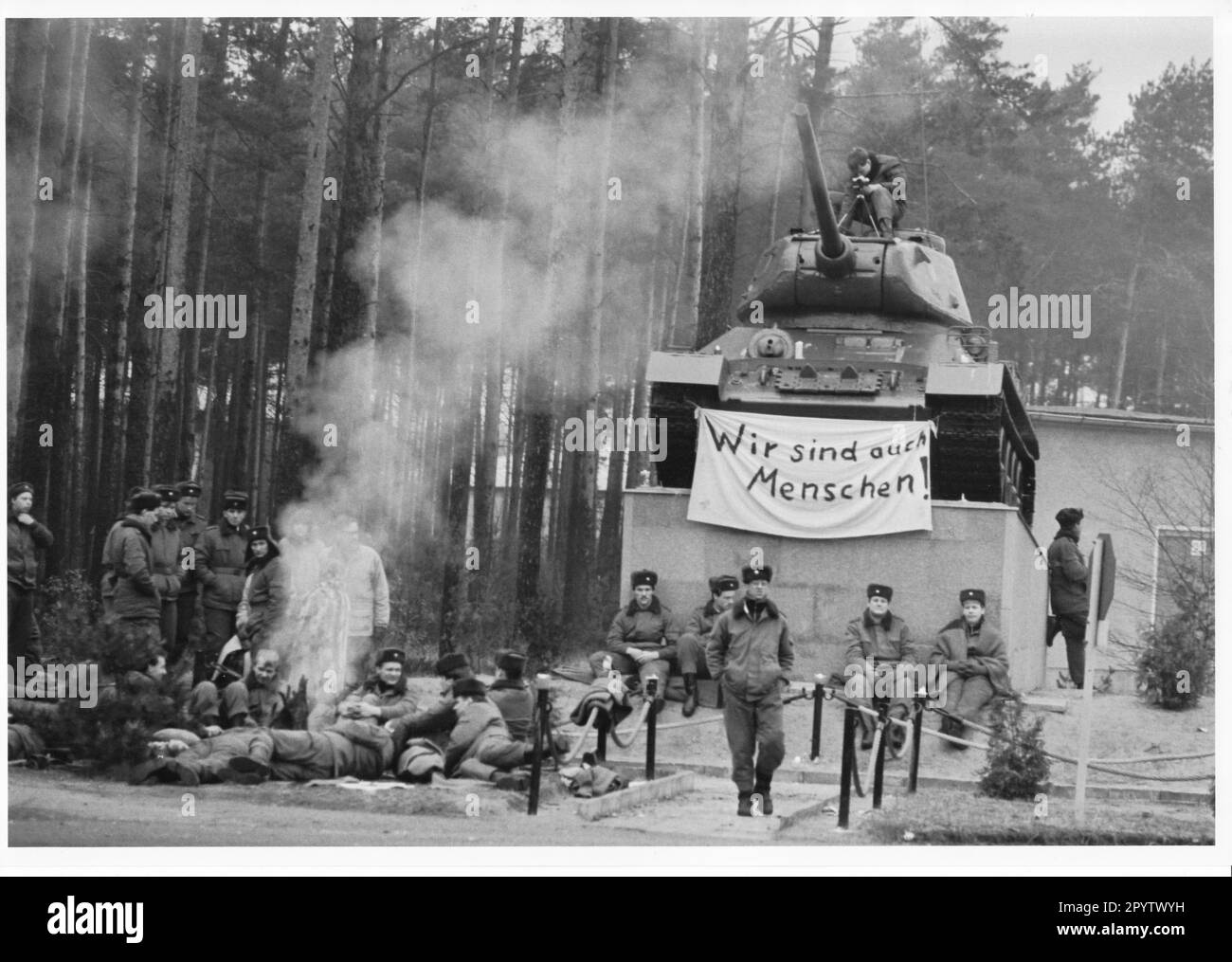 Soldatendemo in Beelitz. NVA Soldaten demonstrieren gegen ihre ...