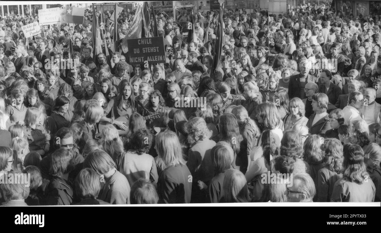 Chile allende protest 1973 hi-res stock photography and images - Alamy