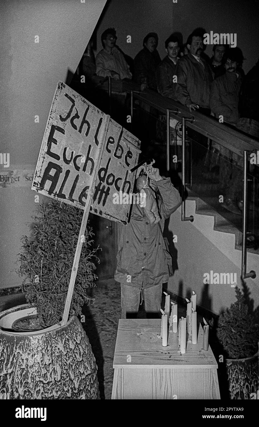 GDR, Berlin, 15.01.1990, occupation of the Stasi headquarters in ...