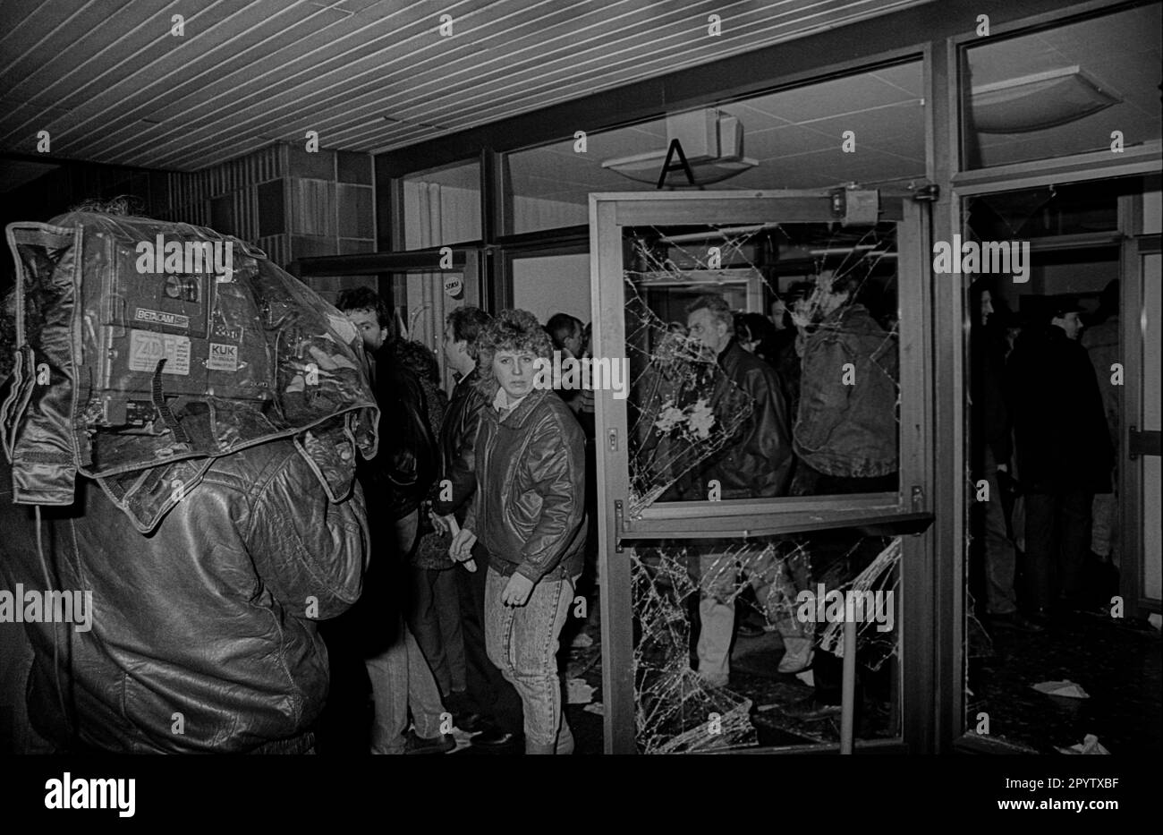 GDR, Berlin, Jan. 15, 1990, occupation of Stasi headquarters in ...