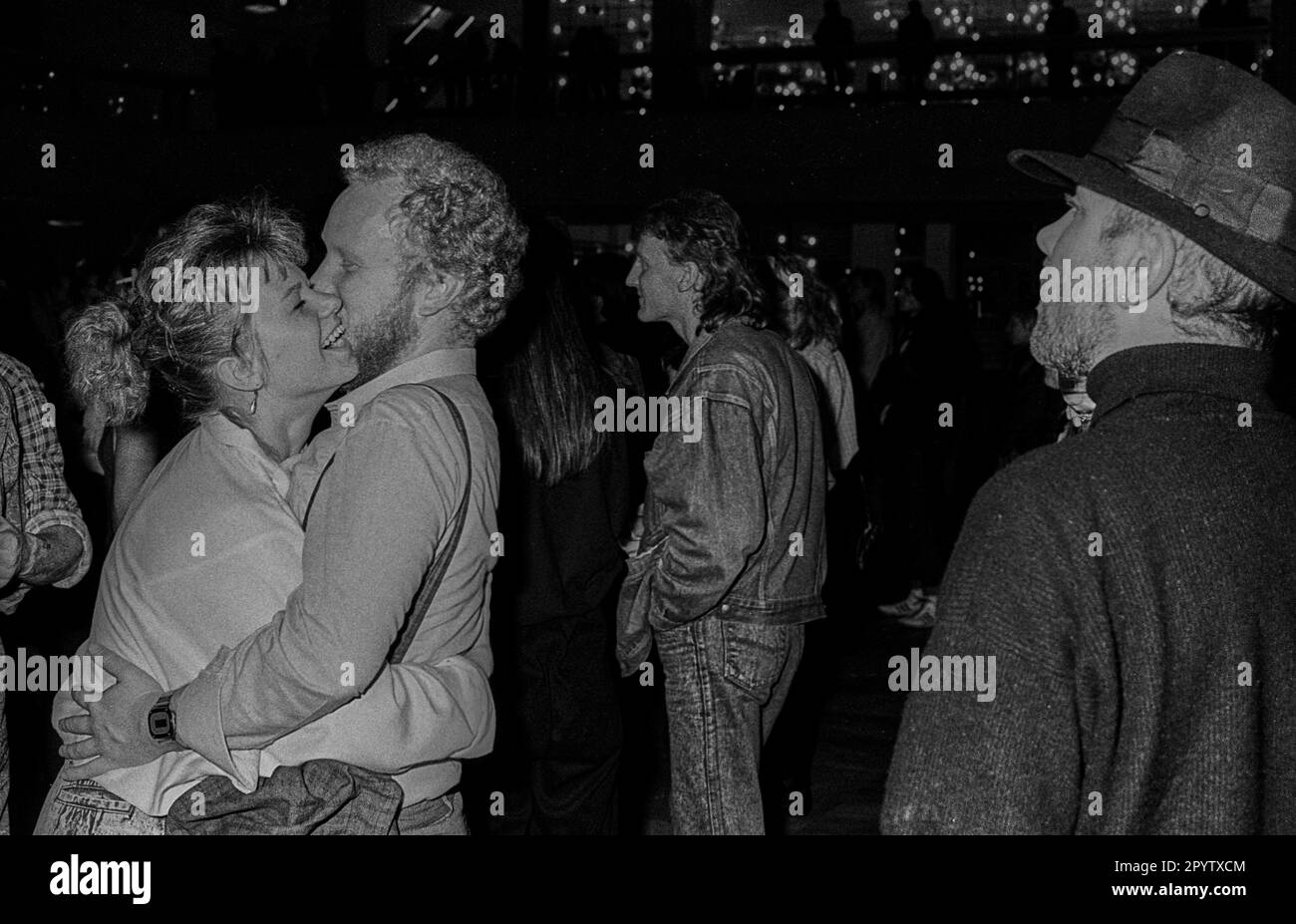 GDR, Berlin, 26.1.1990, Palast total, youth event in the Palace of the Republic, couple dancing ...