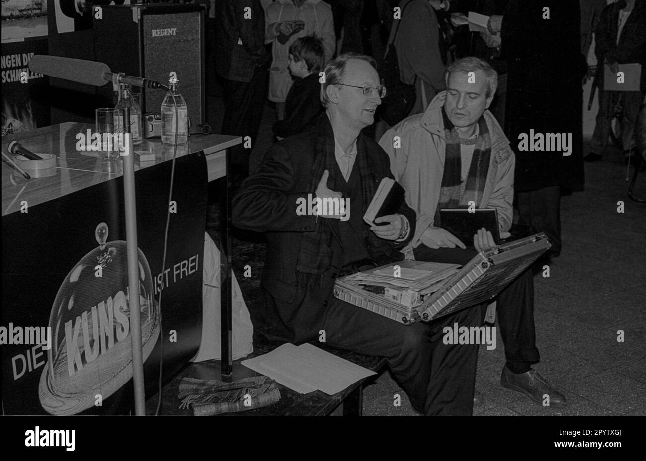 GDR, Berlin, 13.1.1990, event of the citizens' movement under the television tower: the graphic ...