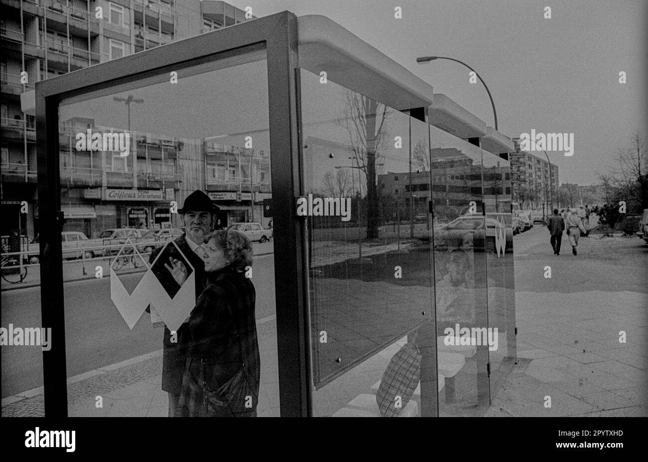 West Berlin, 4.2.1990, bus stop, glass bus shelter, man and woman ...