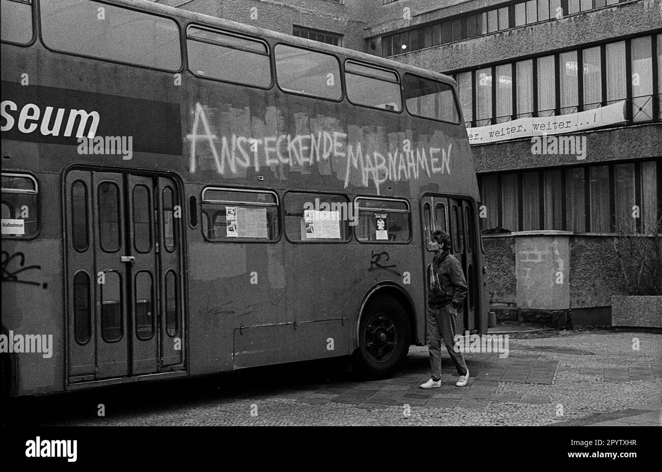 GDR, Berlin, Jan. 9, 1990, museum bus at the Volksbühne: the mobile ...