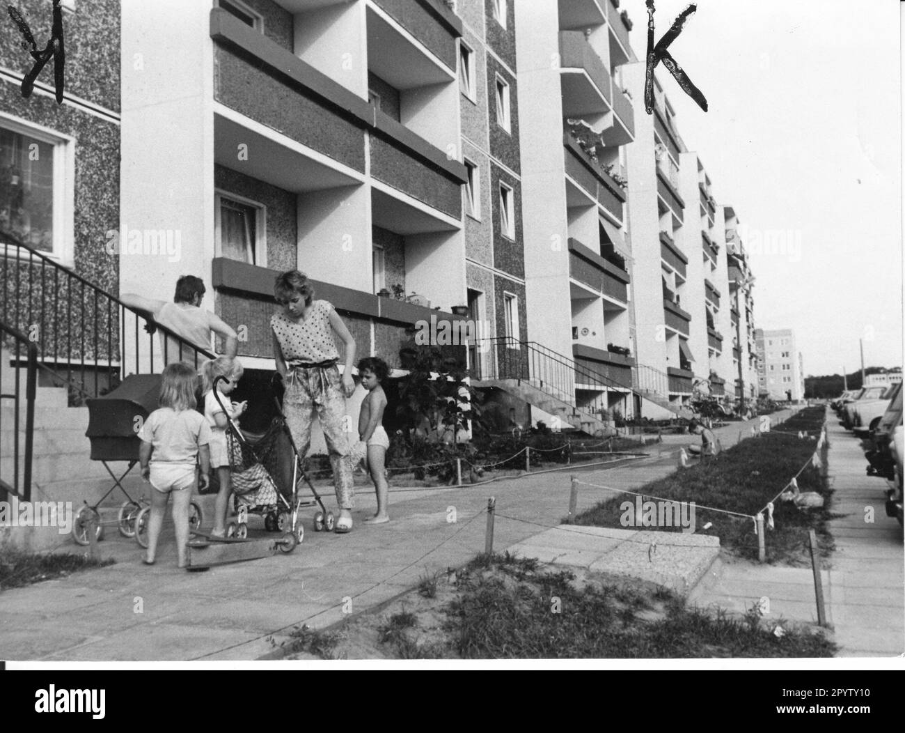 Residents on Eduard-von- Winterstein-Strasse in the Drewitz residential ...
