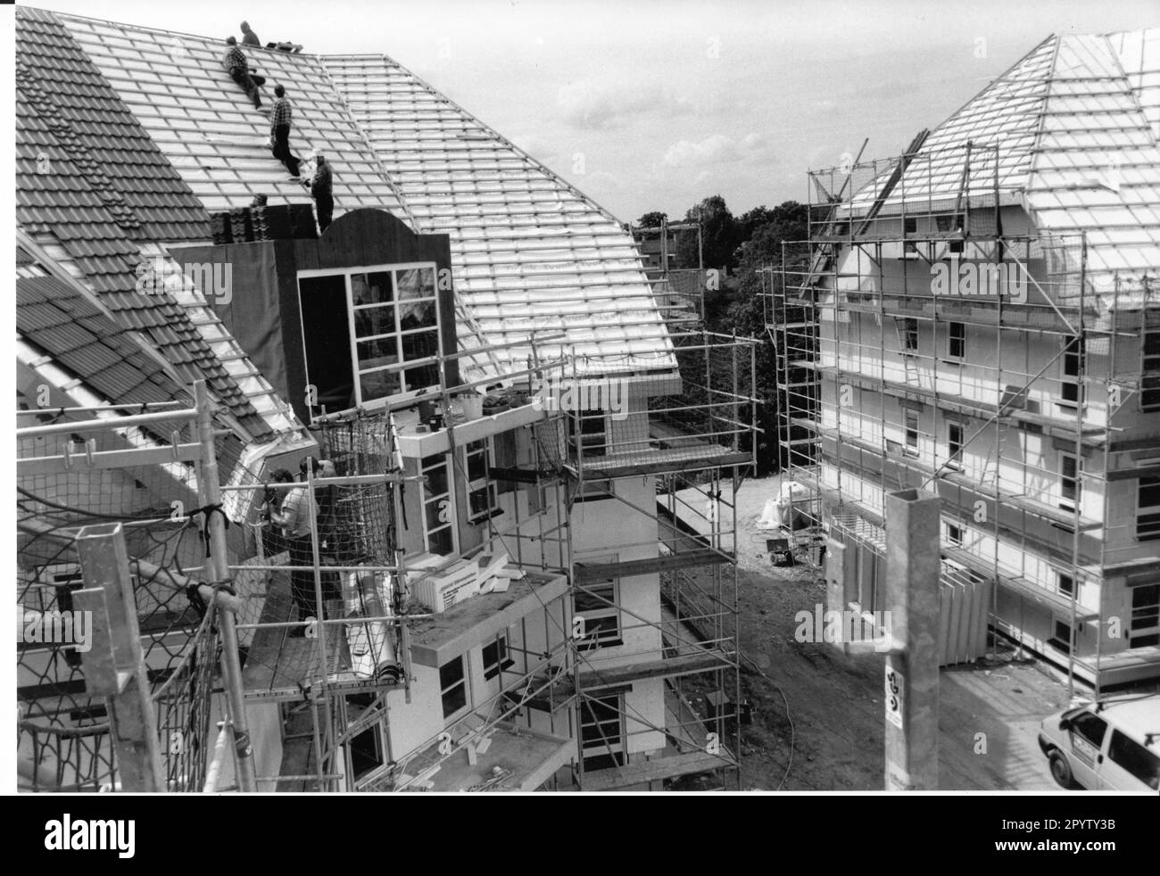 Construction residential apartments in Black and White Stock Photos ...
