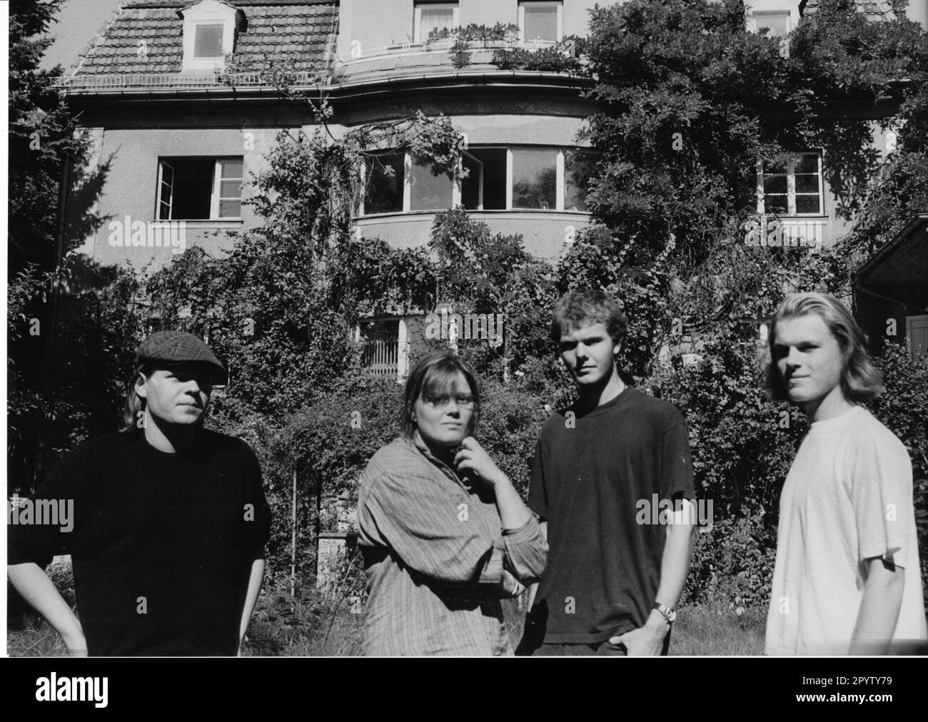 Partially occupied villa at Zeppelinstraße 123 by Sebastian Weise ...