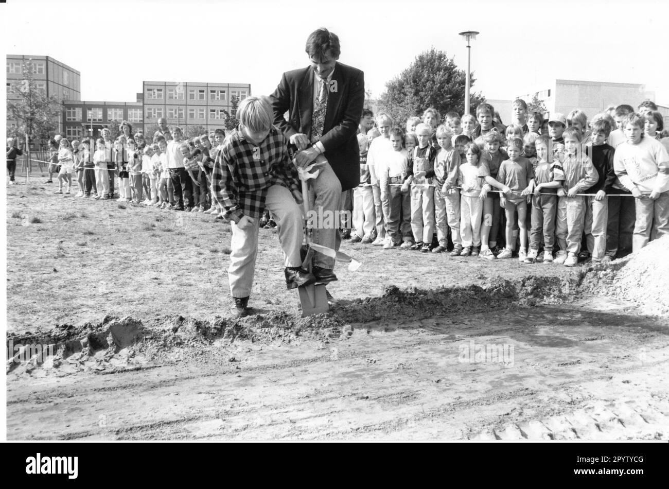Construction City Councilor Detlef Kaminski and students from the ...