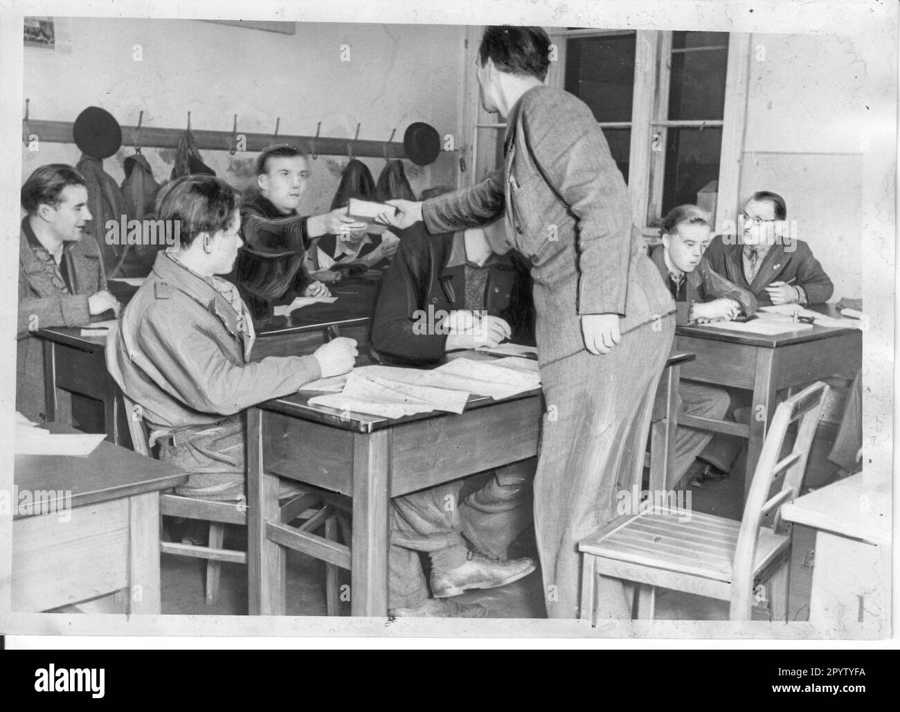 Gdr school start hi-res stock photography and images - Alamy