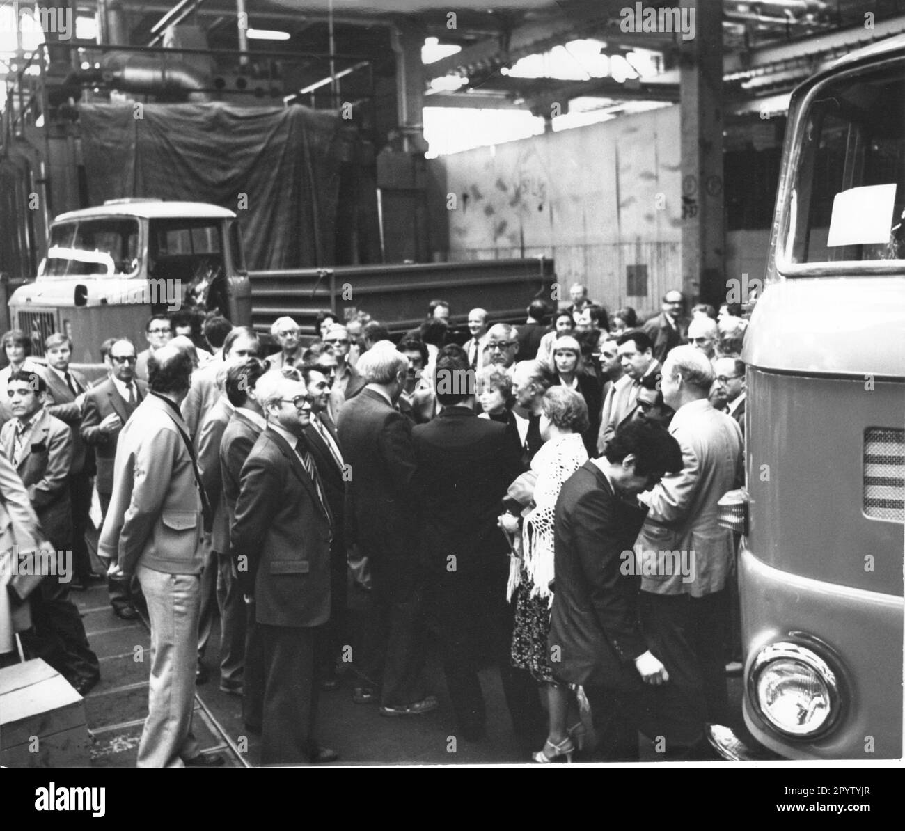 Great interest of the guests at the IFA Autowerk Ludwigsfelde in the ...