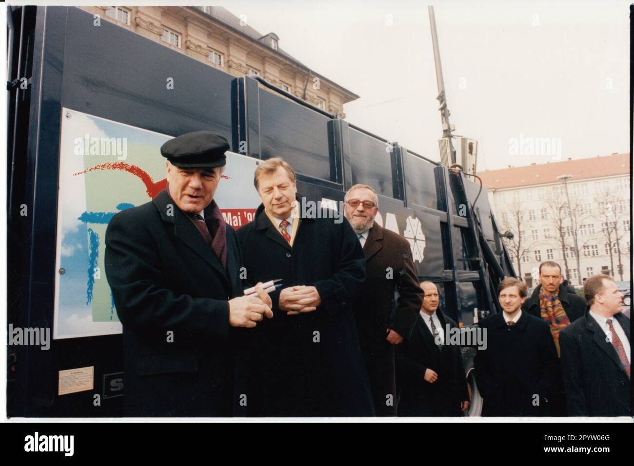 Joint advertising launch for the state merger by Manfred Stolpe(l.) and ...