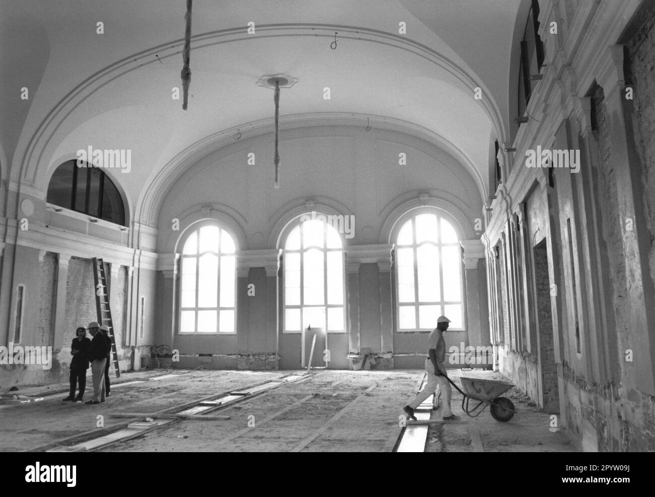 Construction work in the new plenary hall in the State Chancellery ...