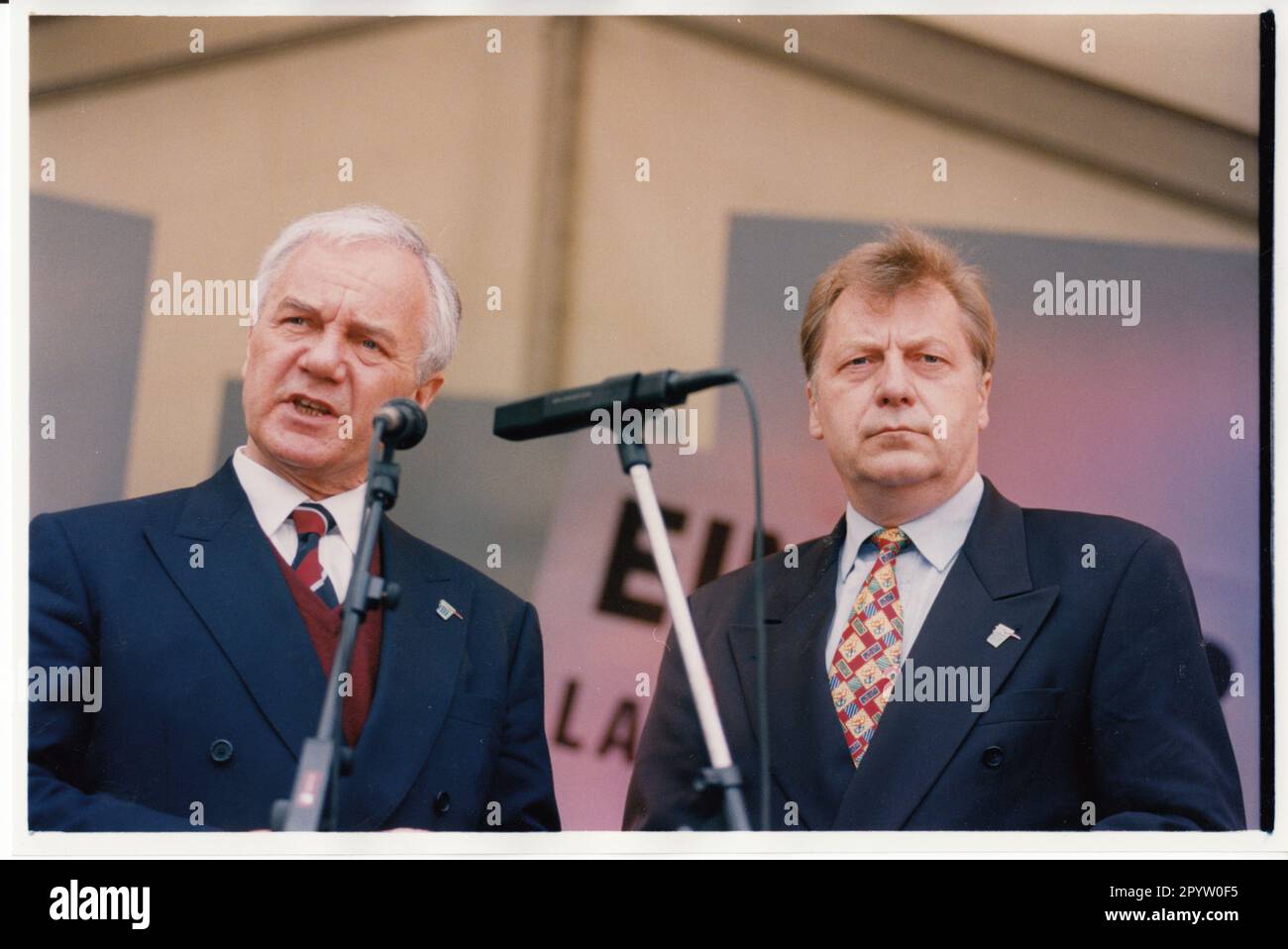 Minister President Manfred Stolpe(l.) and the governing mayor Eberhard ...