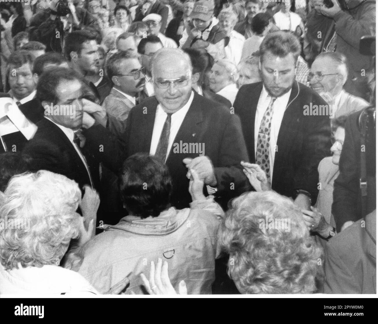 German Chancellor Helmut Kohl campaigning on Potsdam's Luisenplatz ...