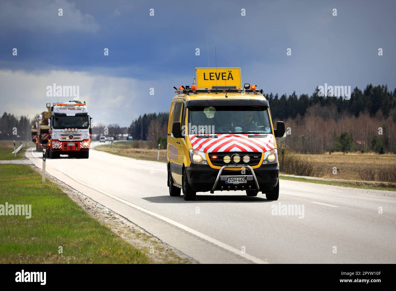 Pilot vehicle leads convoy of three exceptional load transports of ...