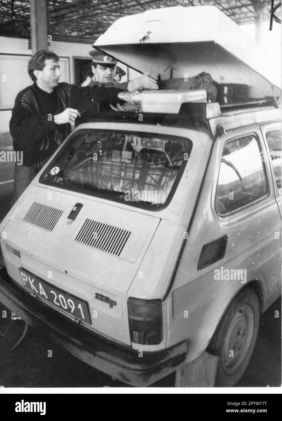 At the Drewitz border checkpoint, a car from the Polish People's ...