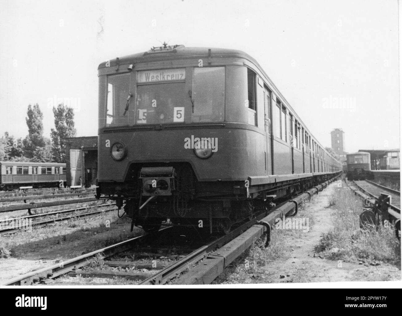 S-Bahn Berlin Westkreuz.DDR.Foto:MAZ/Archive, 50s-60s [automated ...