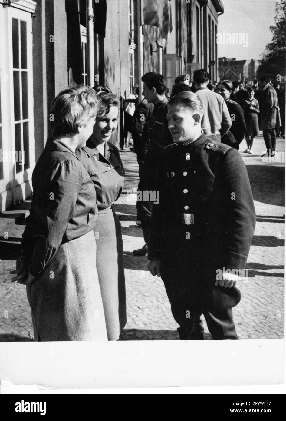 Friendly talks at the FDJ district delegates' conference in Potsdam. In ...