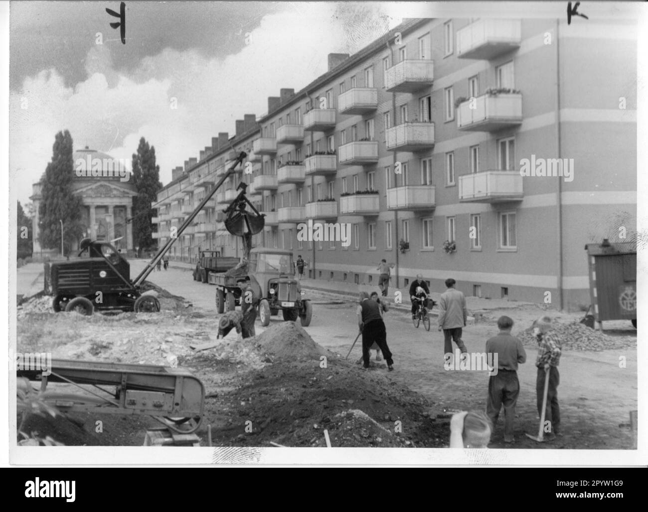 Building site/construction work. NAW (Nationales Aufbauwerk) operation ...