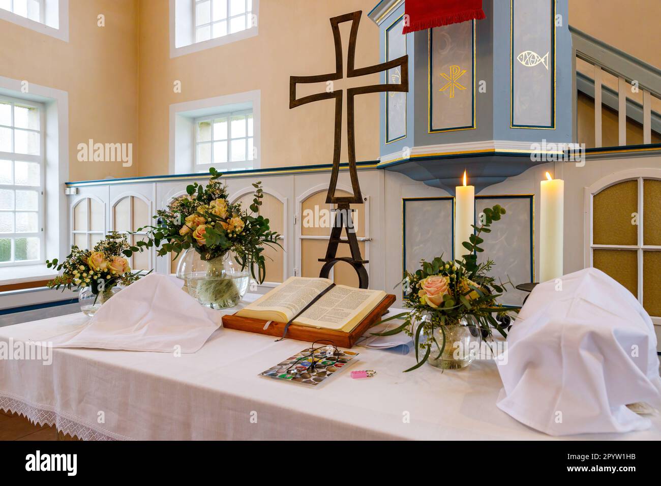 Cross of a church hi-res stock photography and images - Alamy