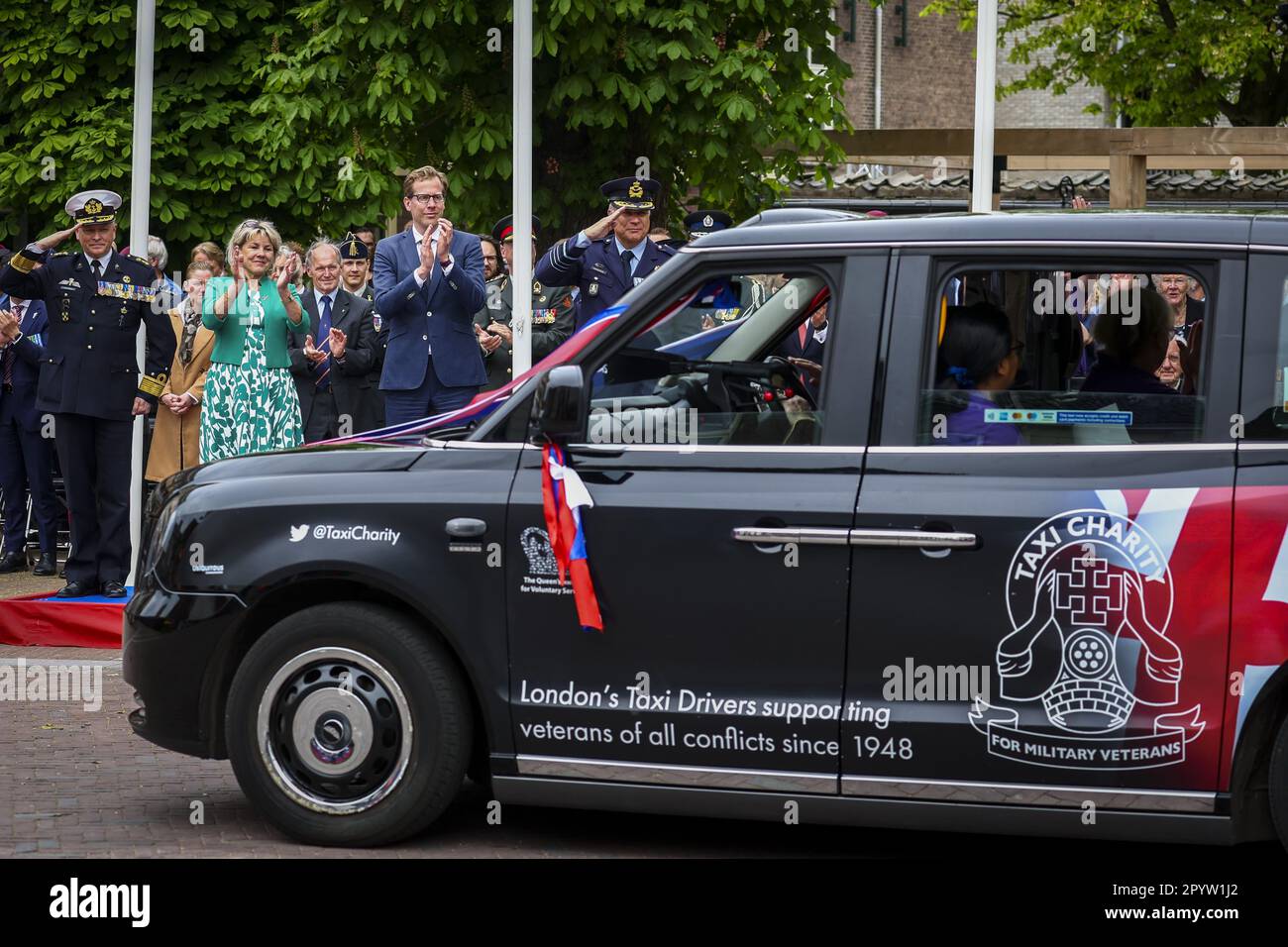 WAGENINGEN - WW2 veterans in a London taxi pass Secretary of State for ...
