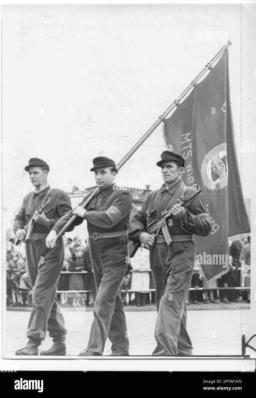 Rathenow Havelland on October 7, 1957 on the Day of the Republic march ...