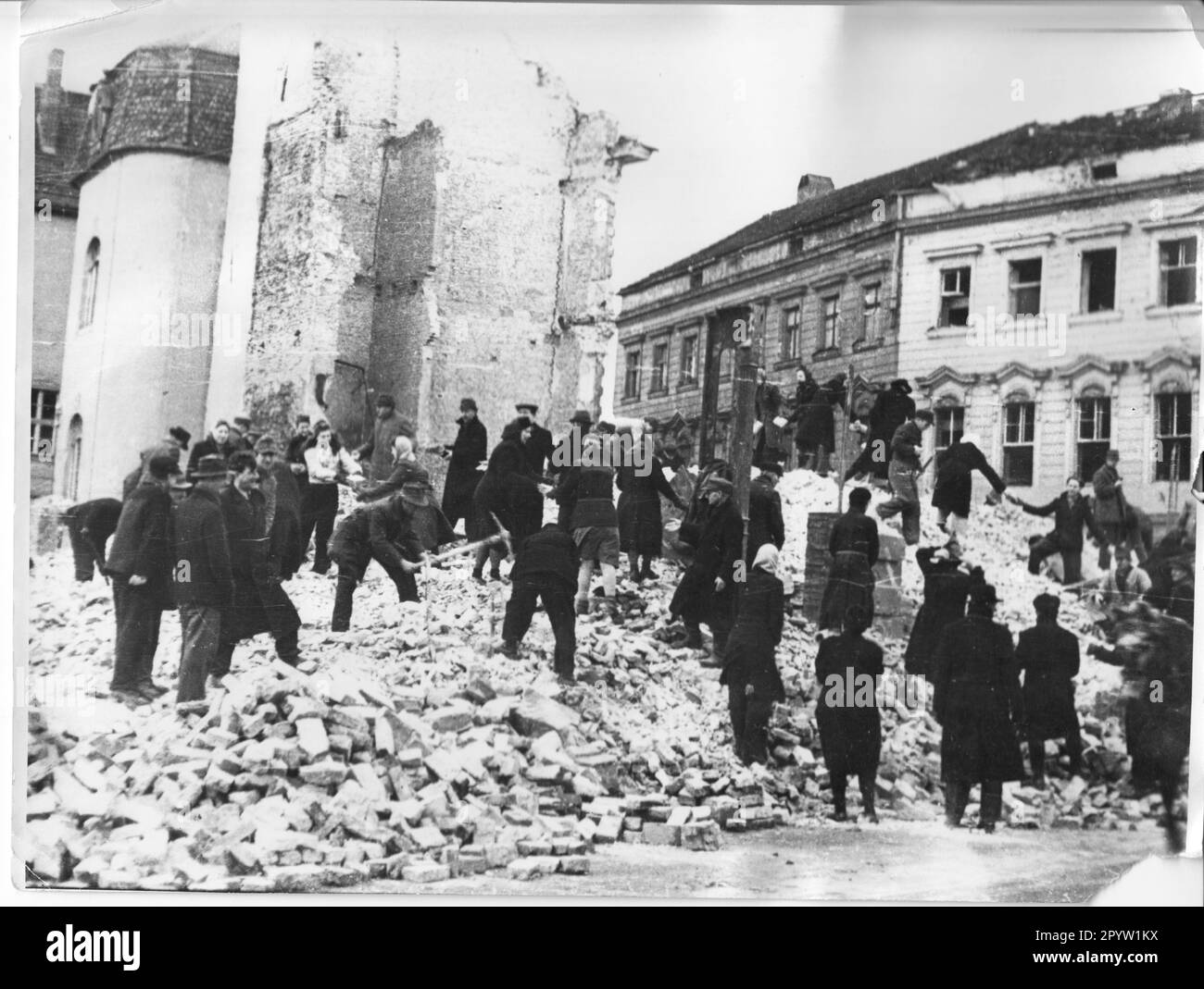 War destruction. Debris removal and reconstruction in Potsdam.Photo:MAZ/Herbert Dörries, after ...