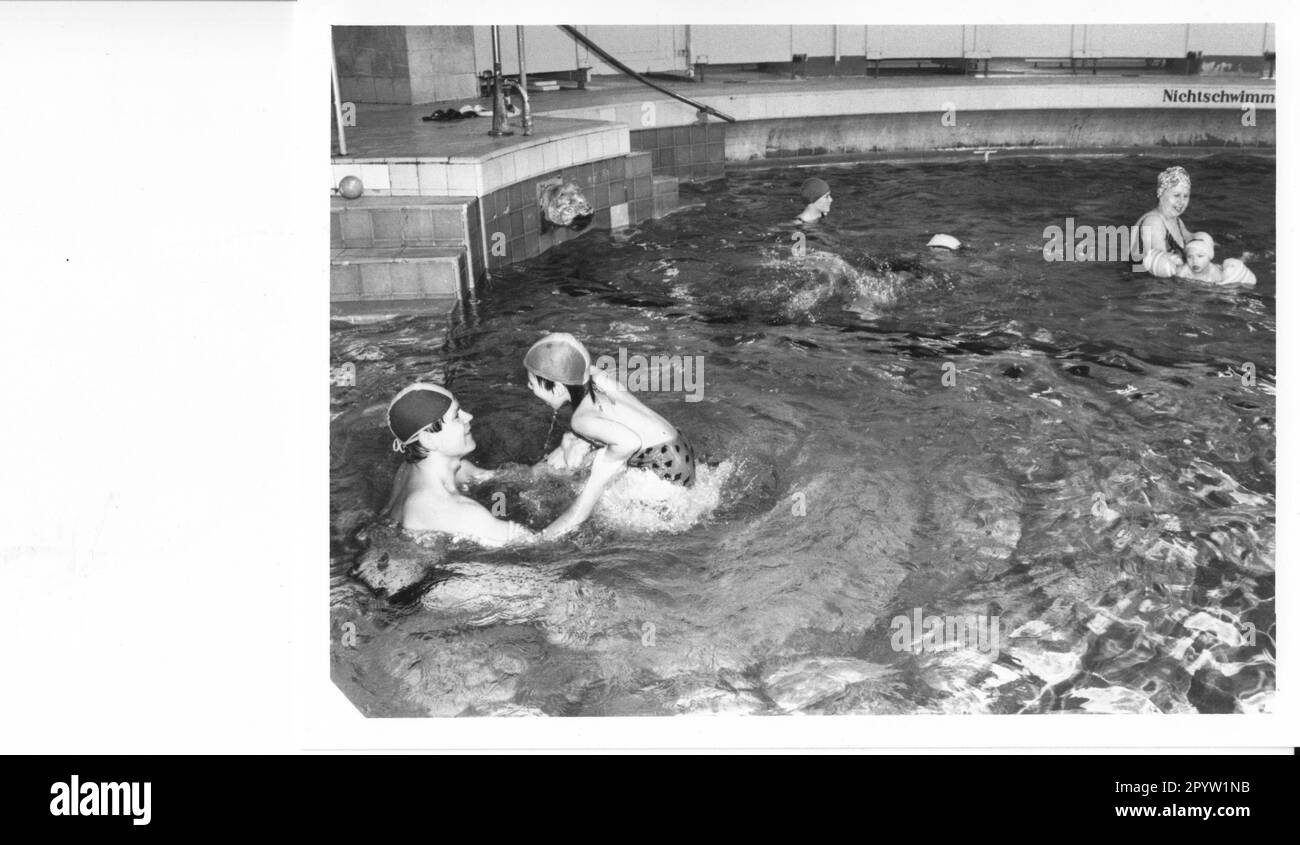 Potsdam Werner-Alfred-Bad swimmers swimming 1992 Photo: MAZ/Christel ...