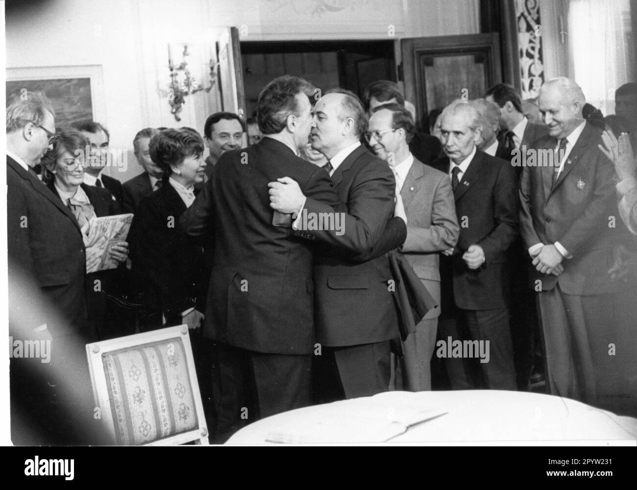 Visit of Mikhail Gorbachev and his wife Raissa in Potsdam. Welcome by ...