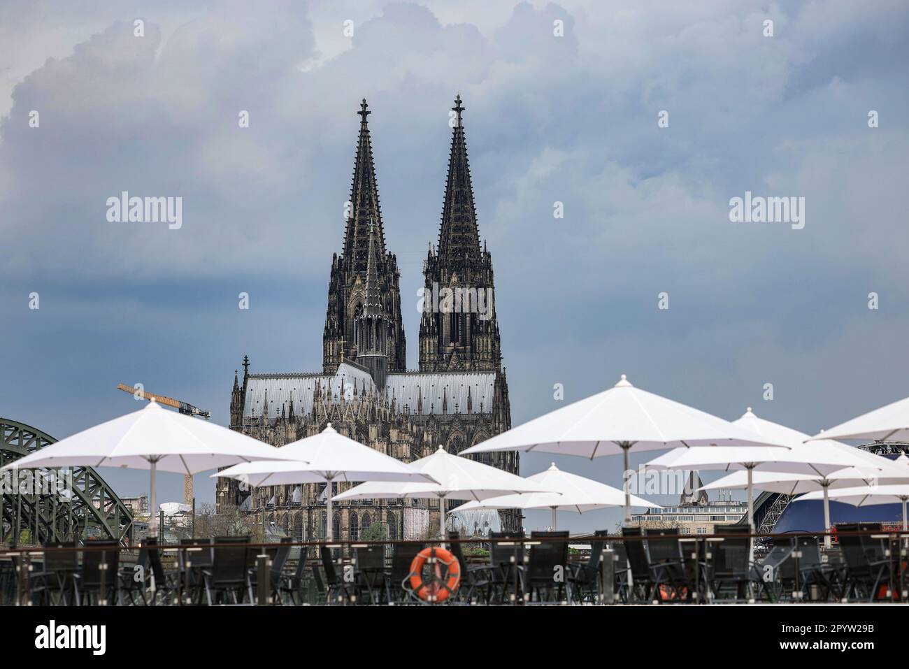 Cologne, Germany. 05th May, 2023. Clouds gather behind the cathedral in ...