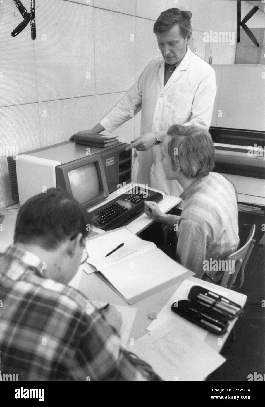 "Faschule lecturer Wolfram Knur teaching at the ""Hanno Günther ...