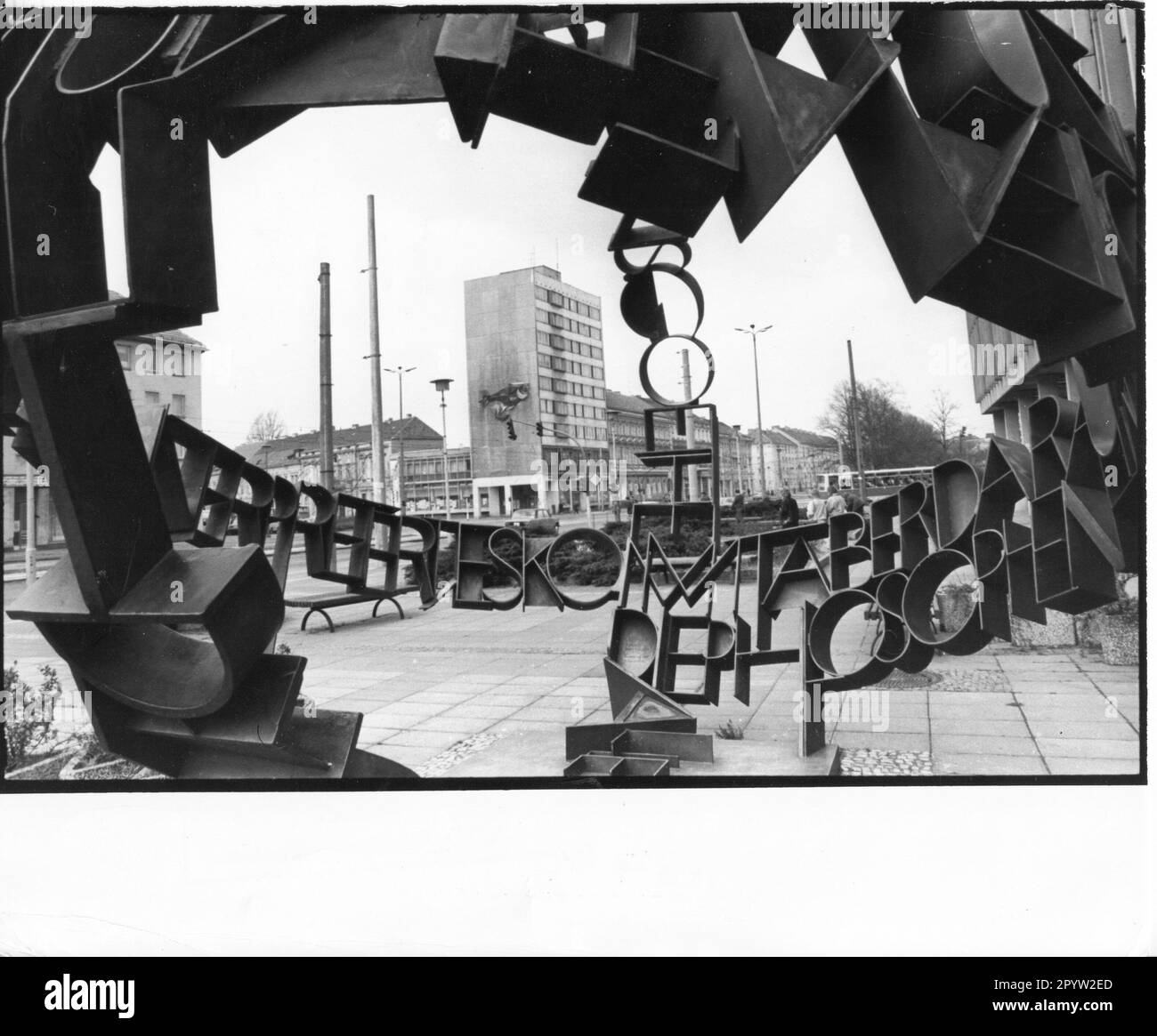 The Transparent Globe Sculpture Potsdam steel, D 500 cm Transparent ...