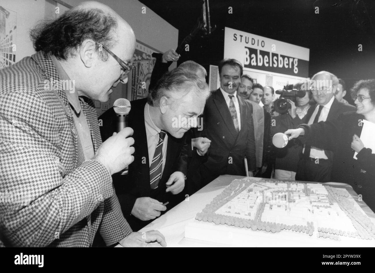 Minister President Manfred Stolpe (2nd from left) inspects the model ...