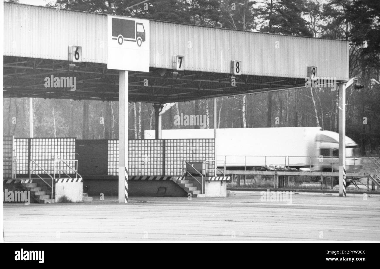 Dreilinden-Drewitz border checkpoint on the A115 autobahn. Turning ...