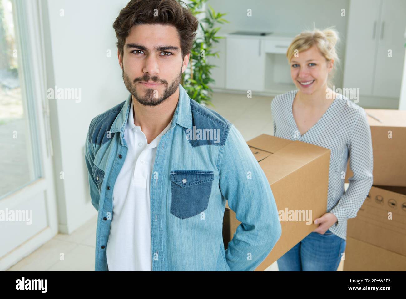 couple carrying heavy box together Stock Photo - Alamy