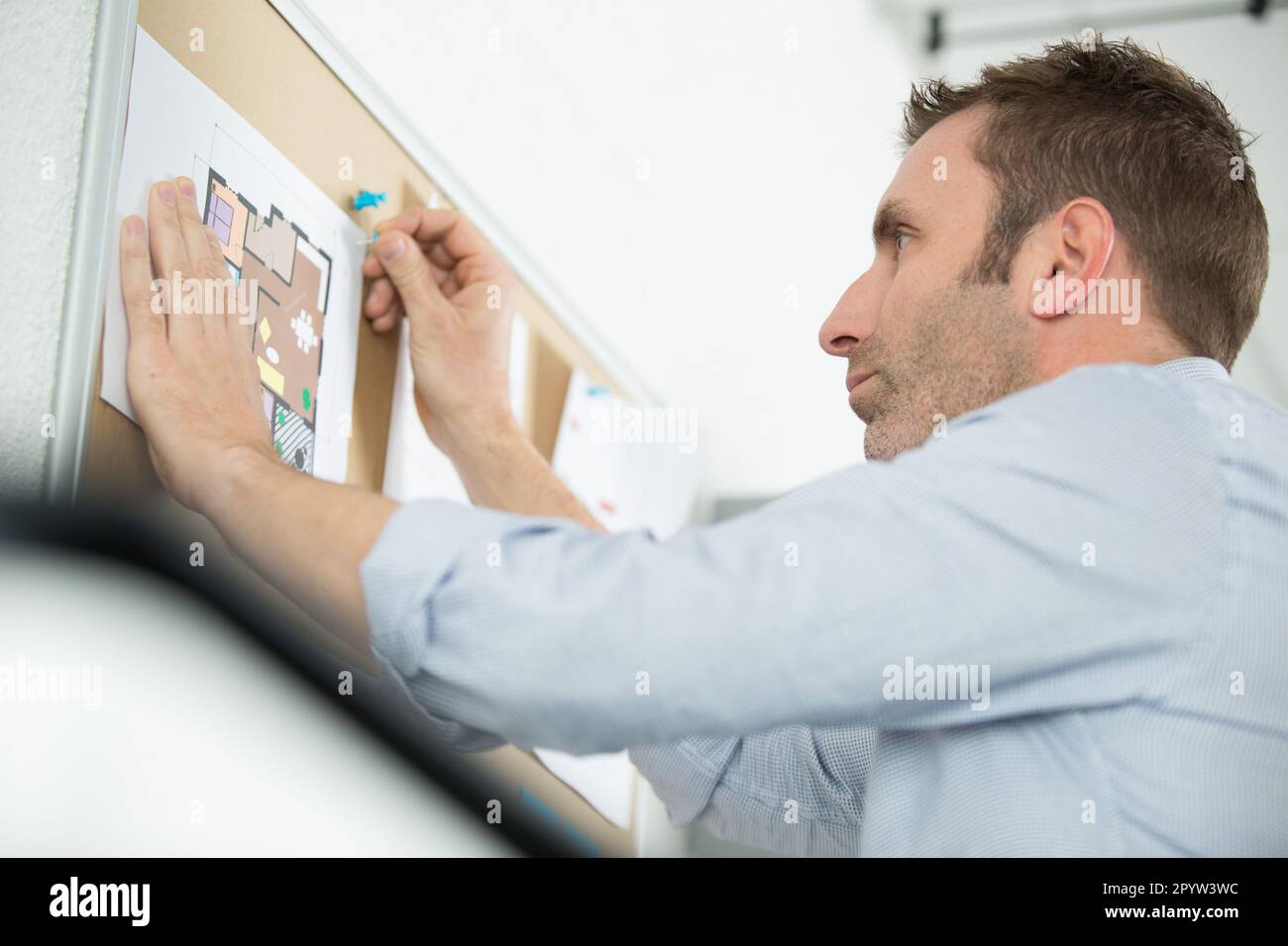 a manager sharing business ideas Stock Photo - Alamy