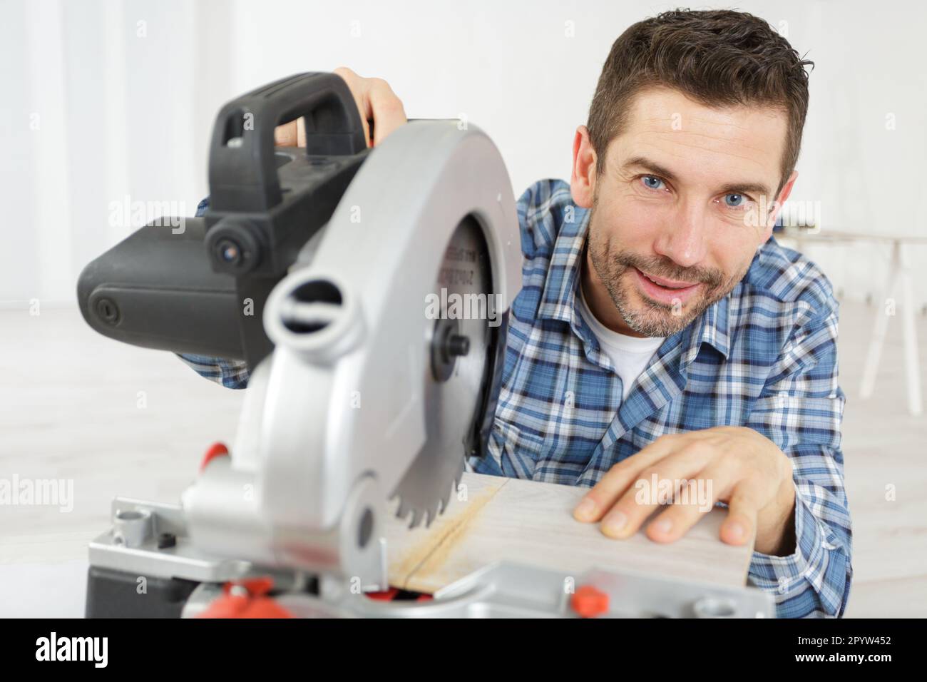 a man using circular saw Stock Photo - Alamy