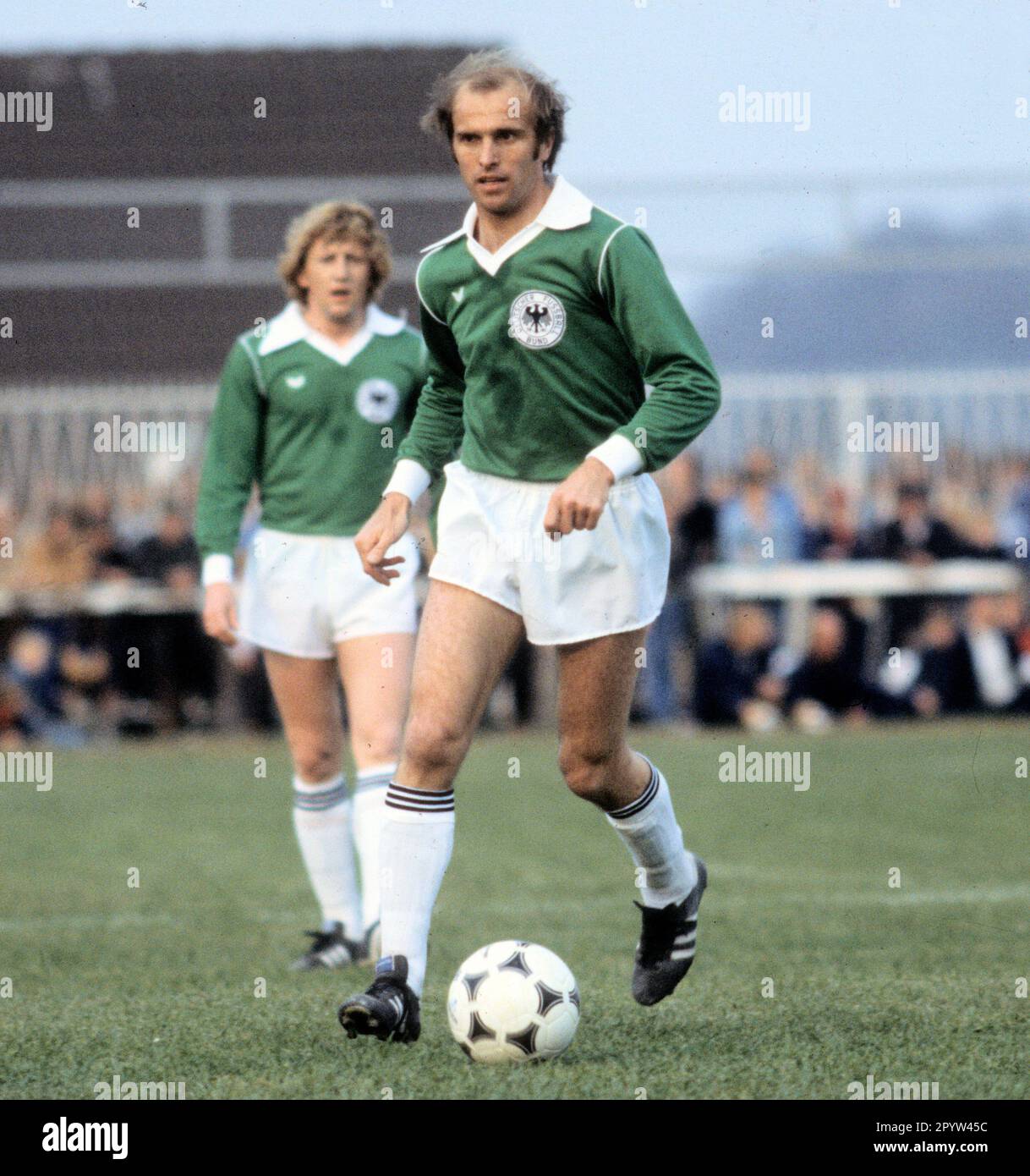 Erich Beer in the national jersey Aufn. 08.04.1978 , behind Gert Zewe ...