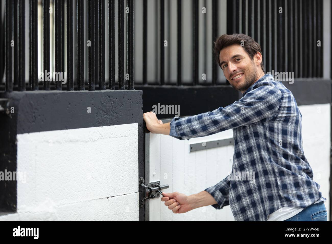 Closing the barn door hi-res stock photography and images - Alamy