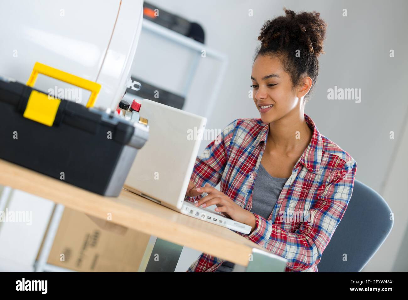 Female tech testing motherboard hi-res stock photography and images - Alamy