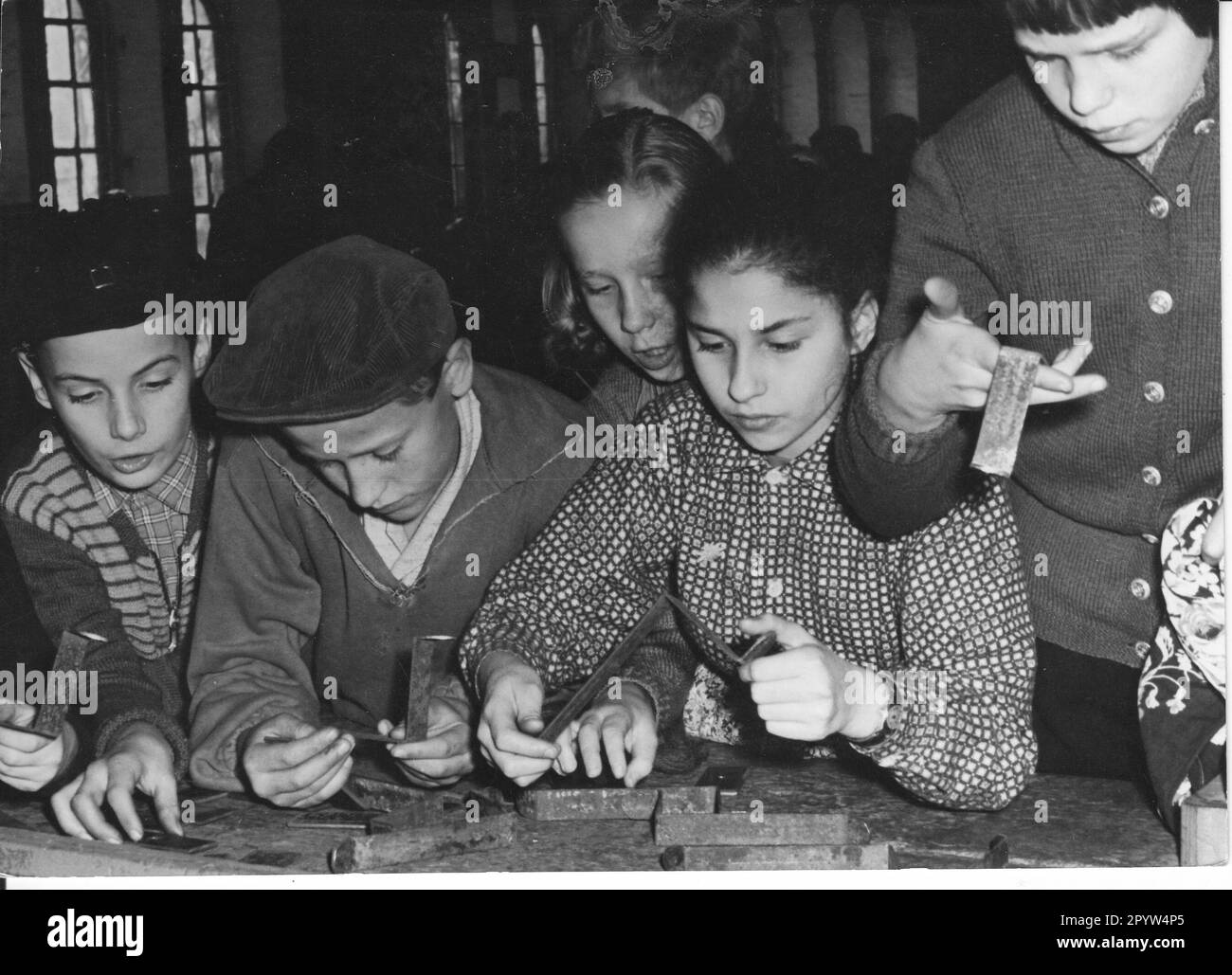 Schüler bei der praktischen Arbeit im RAW während des Polytechnischen ...