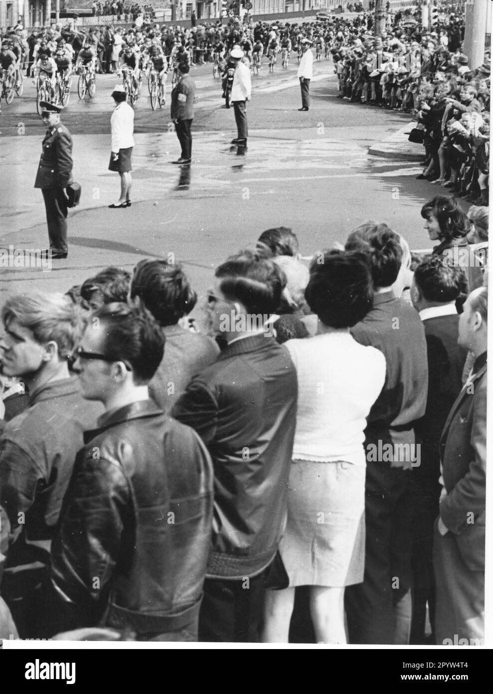 Spectators await the peace riders at the Leipziger Dreieck in Potsdam ...