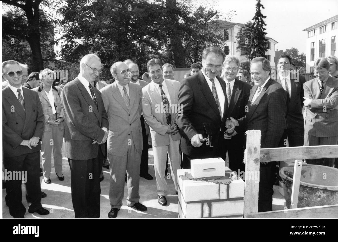 Building construction 1995 Black and White Stock Photos & Images - Alamy