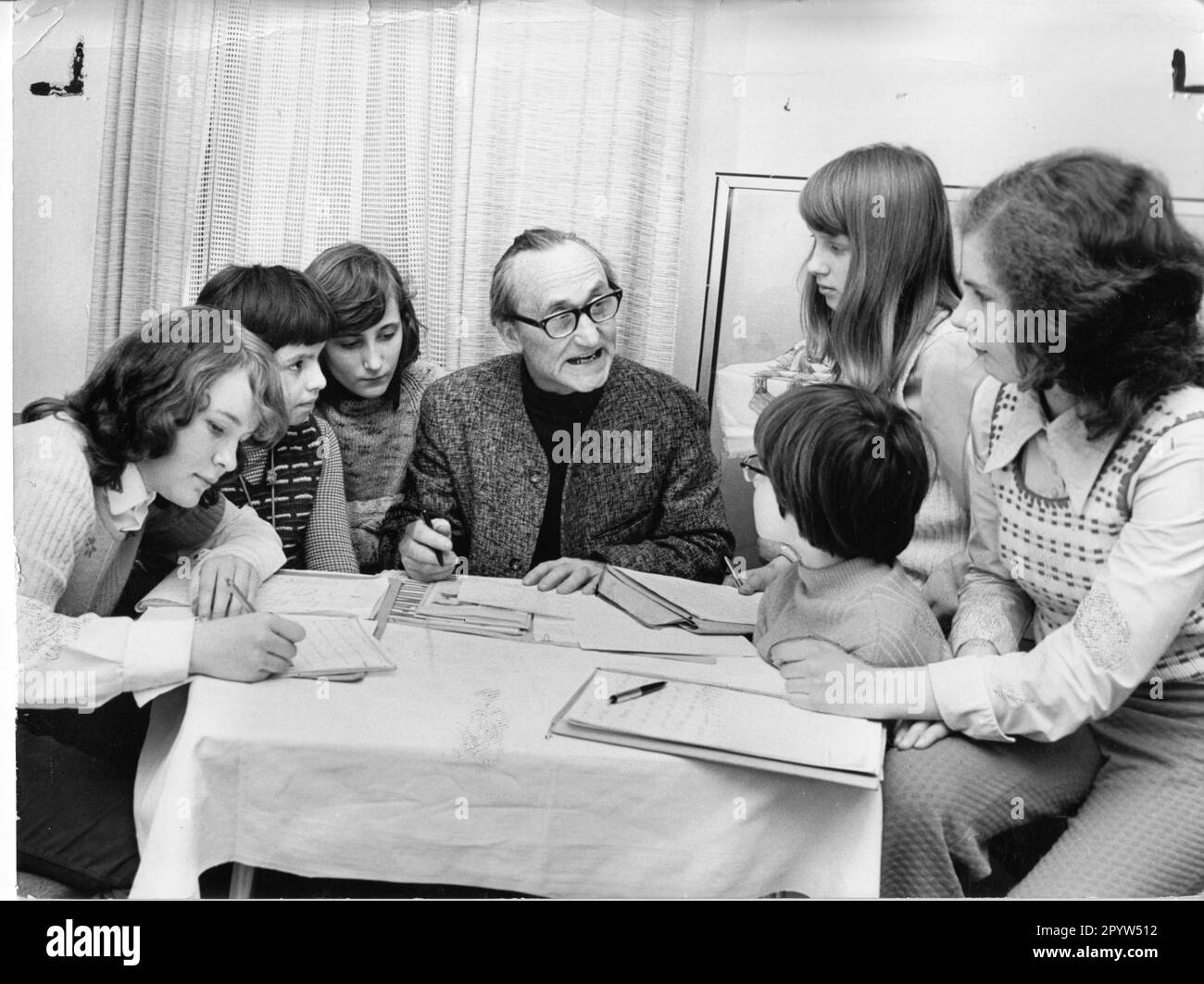 In the Kreiskulturhaus Wildau, the writer Heinz Vieweg advises the ...