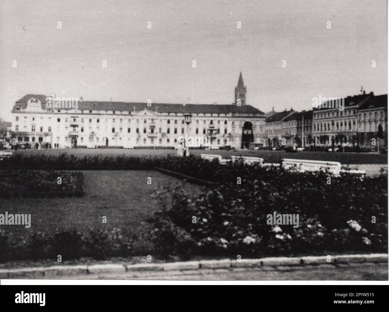 North side of the war-destroyed Platz der Einheit.historisch.Foto: MAZ ...
