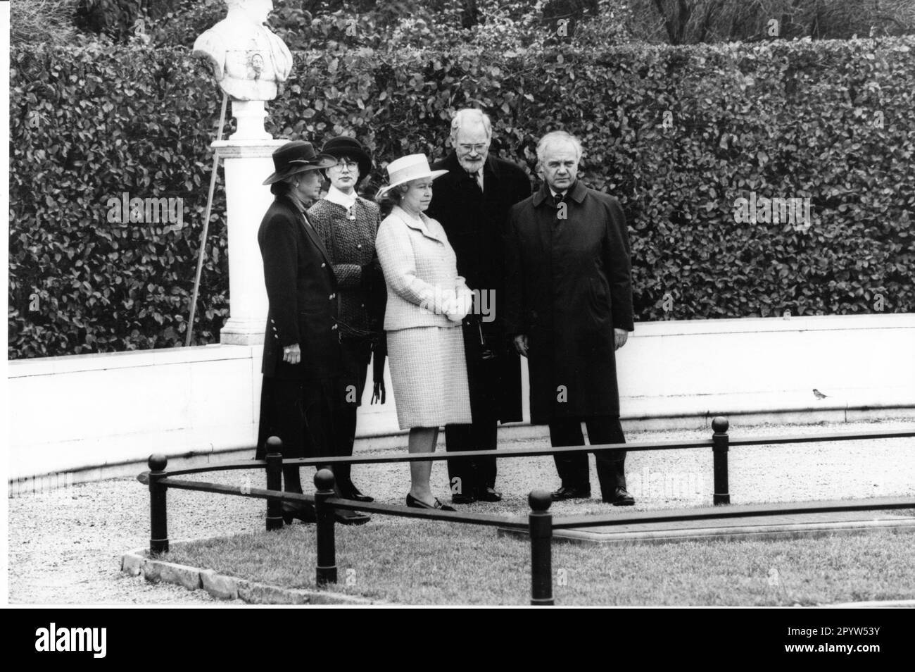 Queen elizabeth ii 1992 Black and White Stock Photos & Images - Alamy