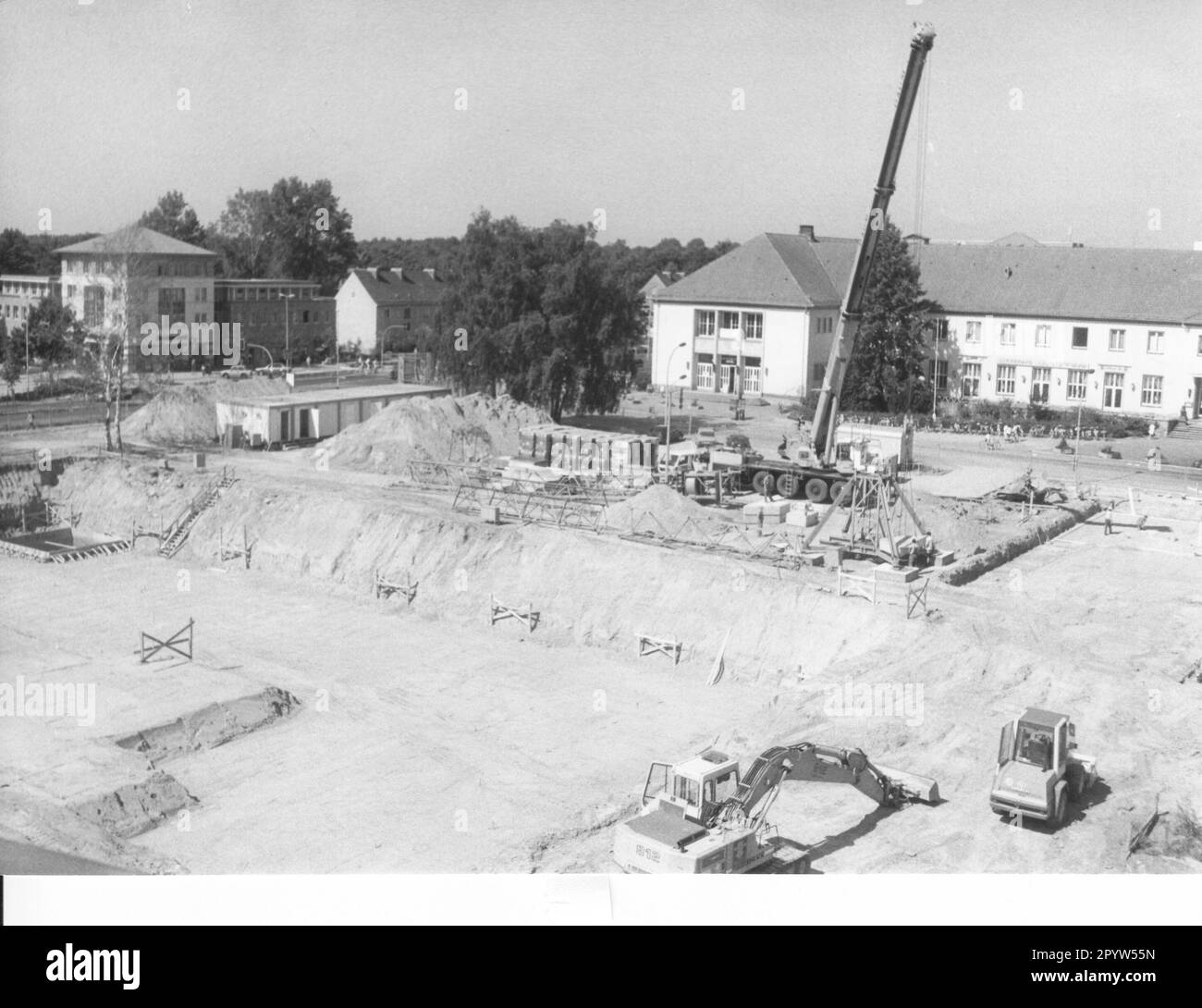 Construction site new city hall Black and White Stock Photos & Images ...