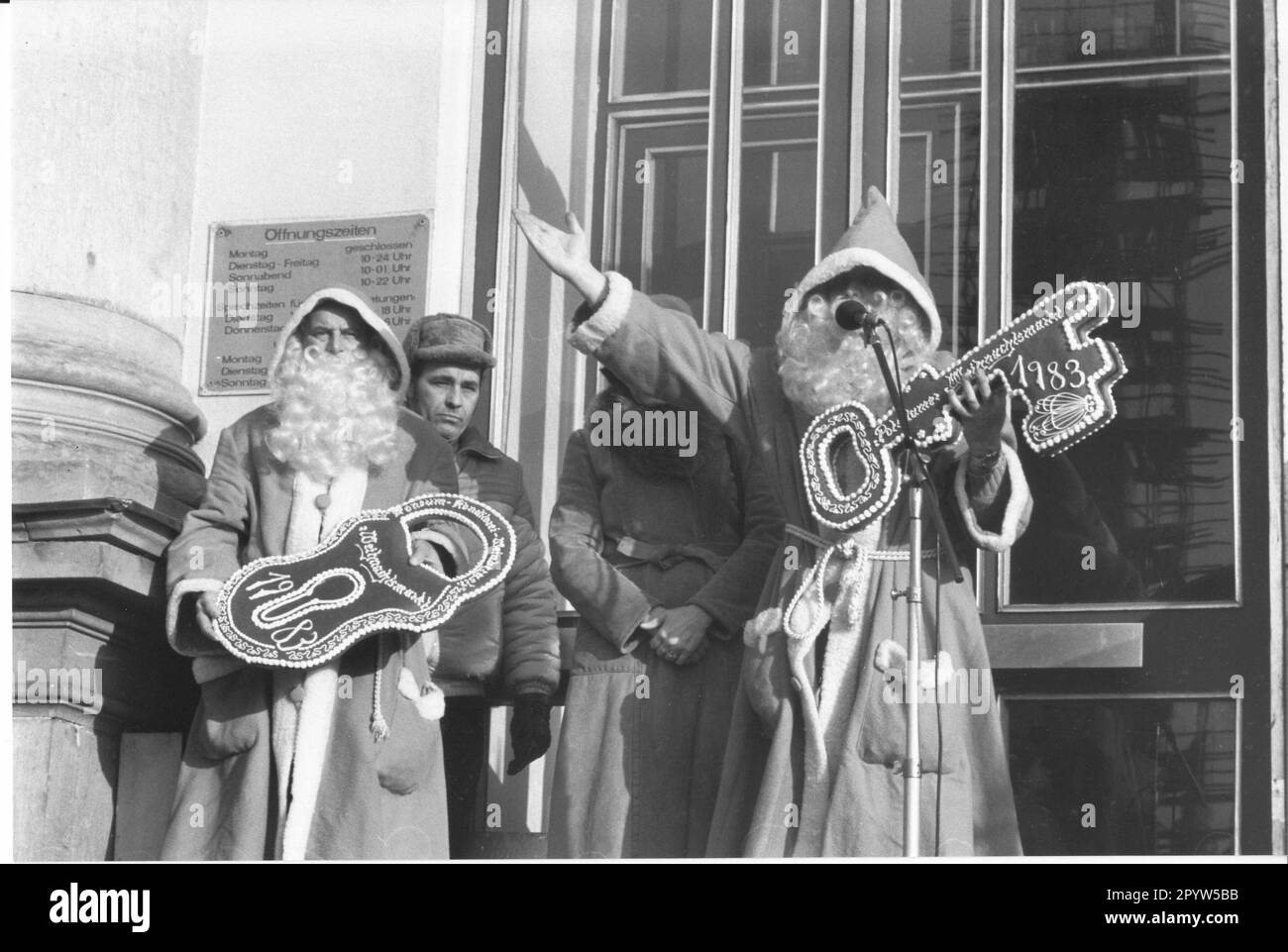 Mayor Brunhilde Hanke(r.) with large gingerbread key opens the ...