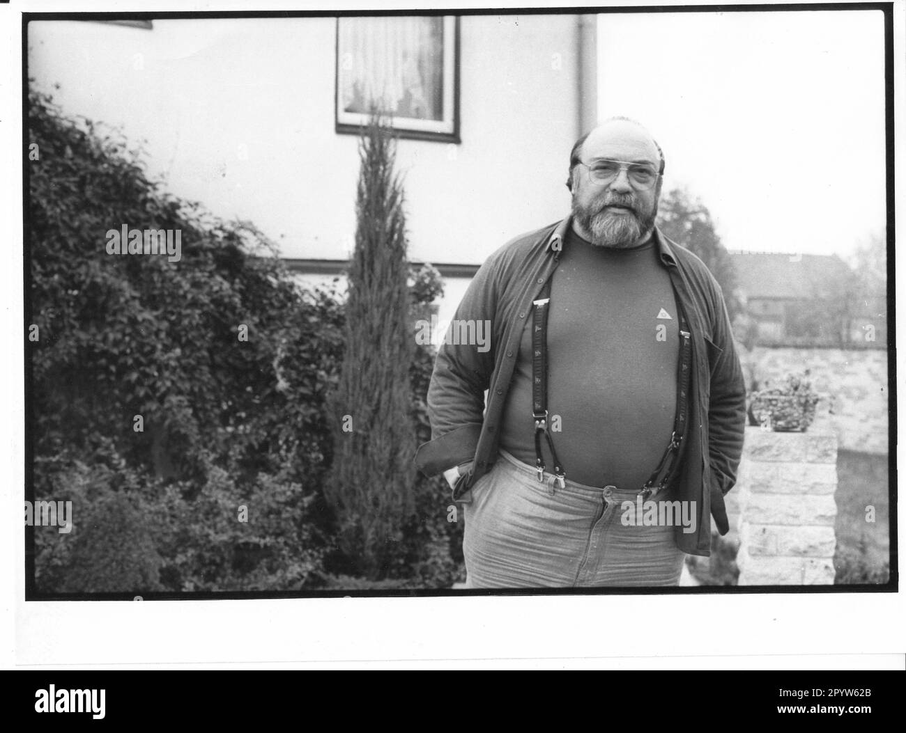 Actor, dubbing artist and singer Wolfgang Dehler in front of his house ...